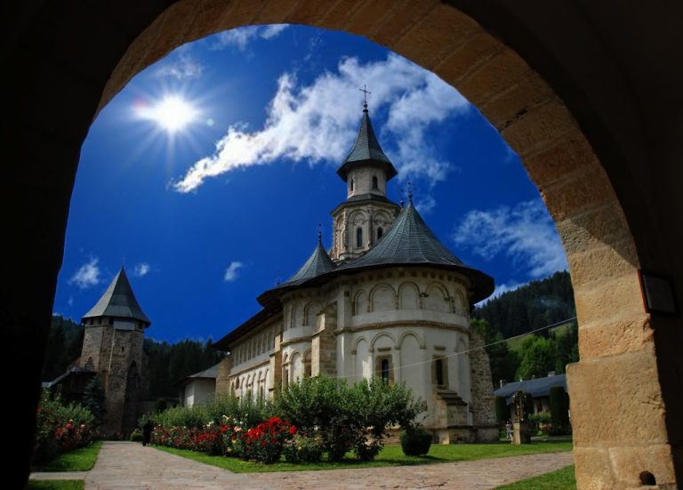 Cele mai frumoase manastiri din Romania pe care trebuie sa le vizitezi ...